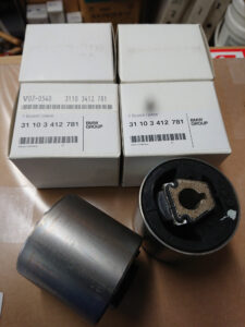 31103412781 E83 X3 フロントコントロールアームブッシュ 2台分あります。 ｜ 株式会社山下オートパーツ